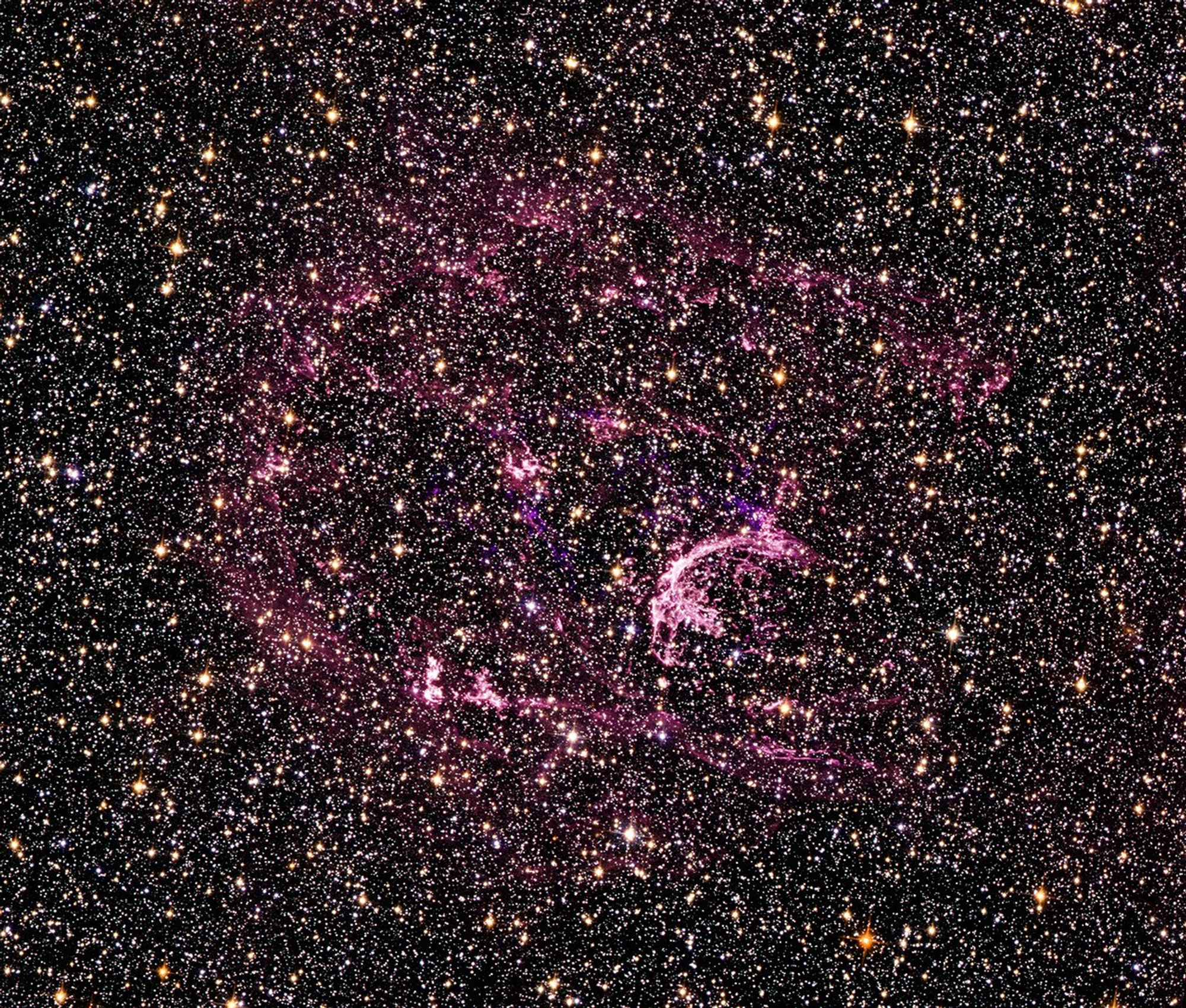Chandra observa un frente de choque de supernova que se desplaza a gran ...